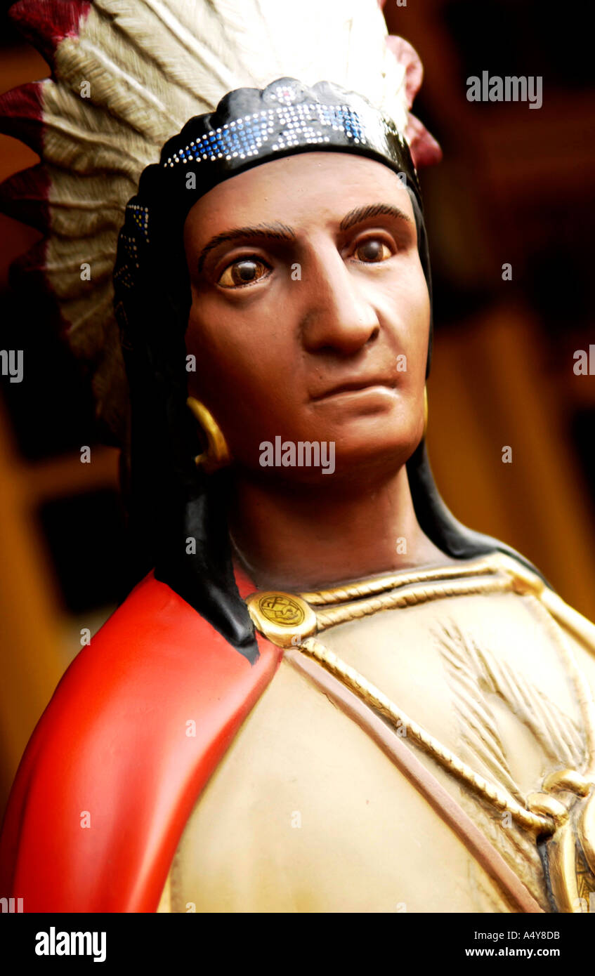 Indian statue red skin hi-res stock photography and images - Alamy