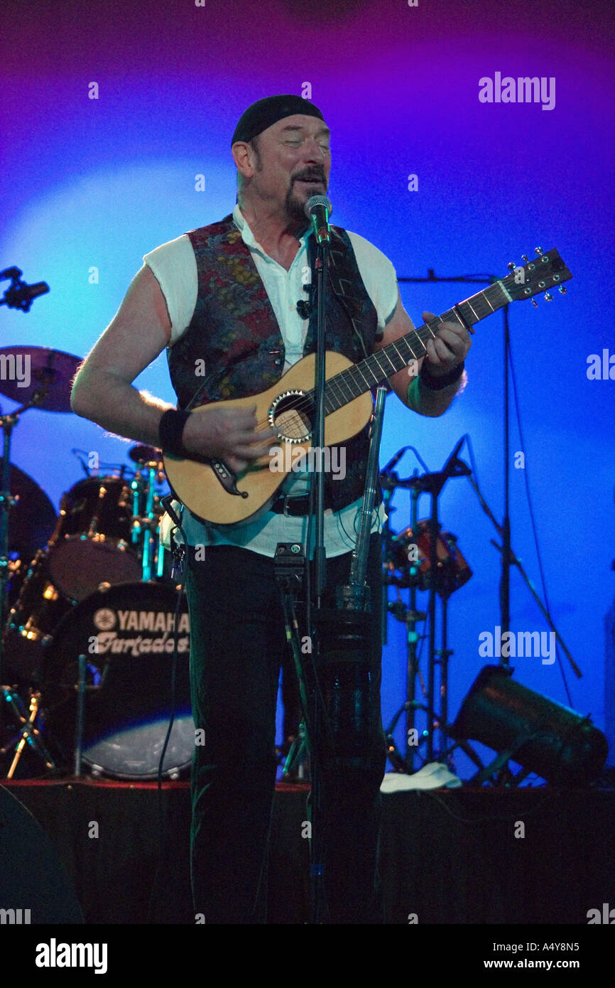 Musicians in concert on hi-res stock photography and images - Alamy