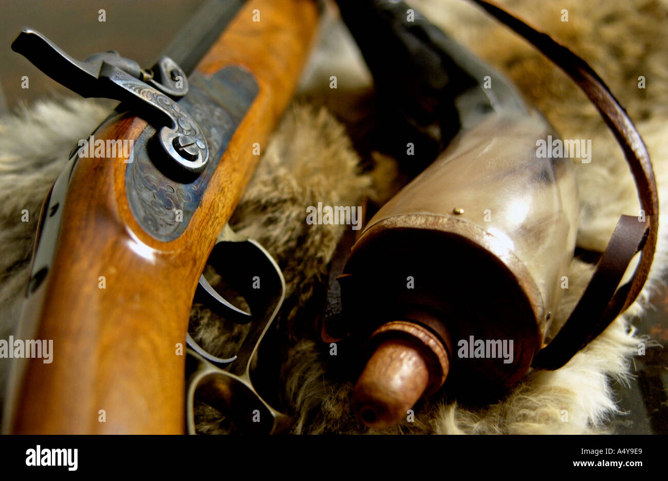 Muzzleloader with powder horn Stock Photo - Alamy