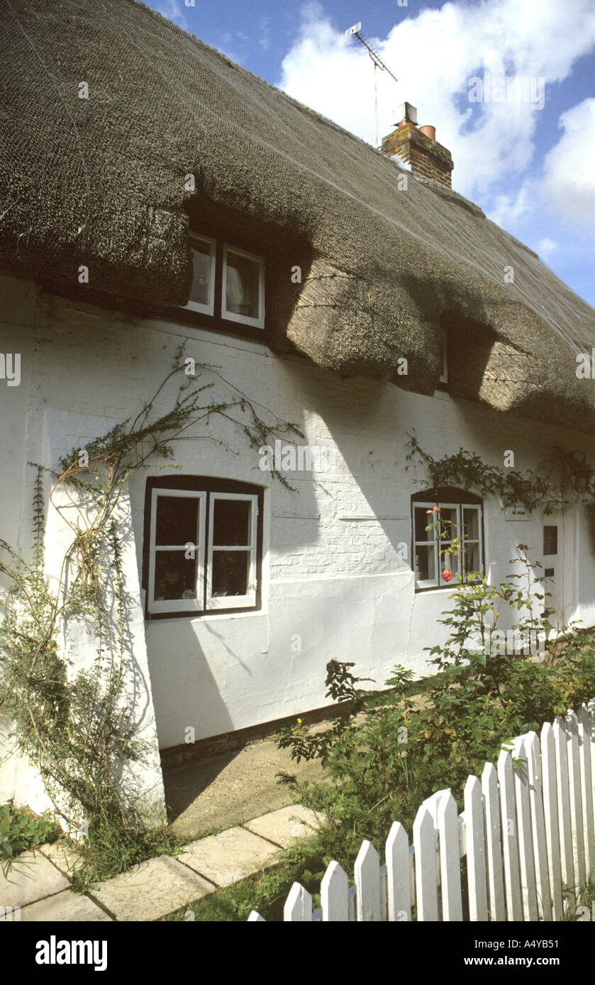 Cute thatched cottage hi-res stock photography and images - Alamy