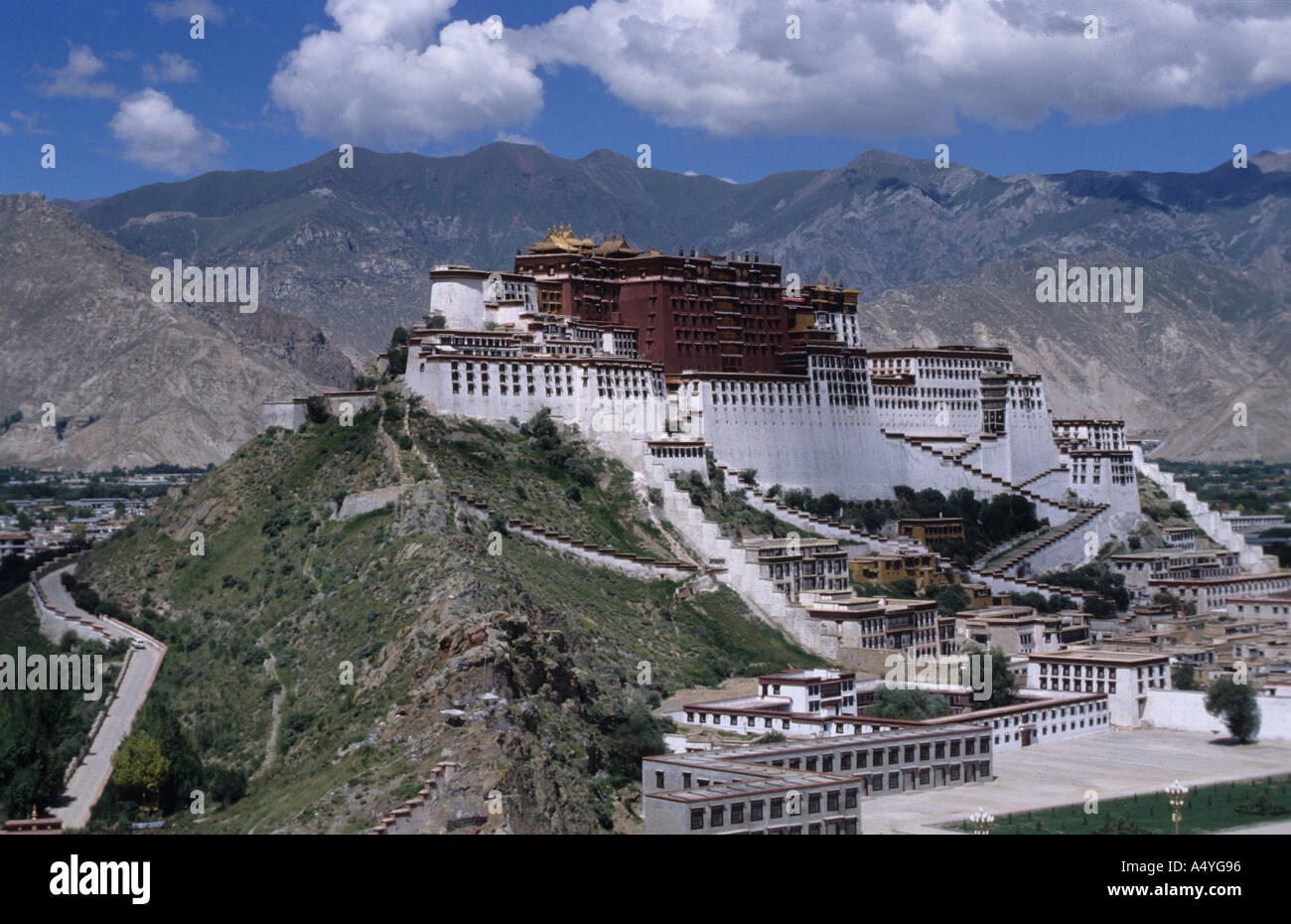 The potala palace hi-res stock photography and images - Alamy
