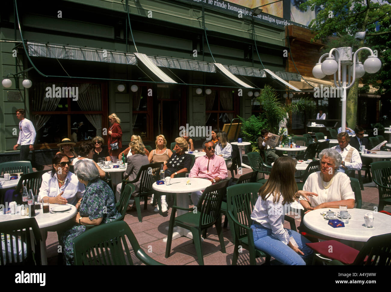 people, tourists, eating, outdoor cafe, outdoor restaurant, Recelota ...