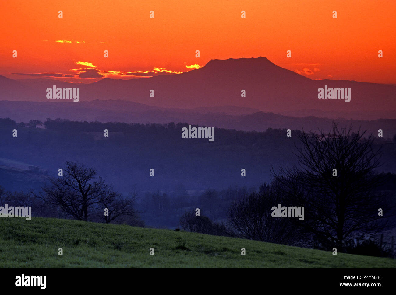 Sunset mountaintop hi-res stock photography and images - Alamy
