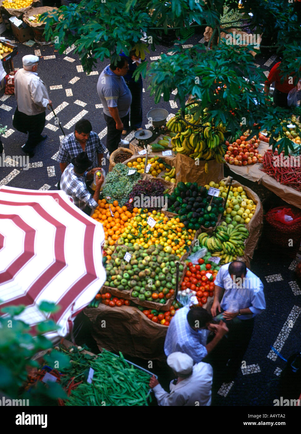 dh Market FUNCHAL MADEIRA Vegetable fruit stalls sellers and people ...