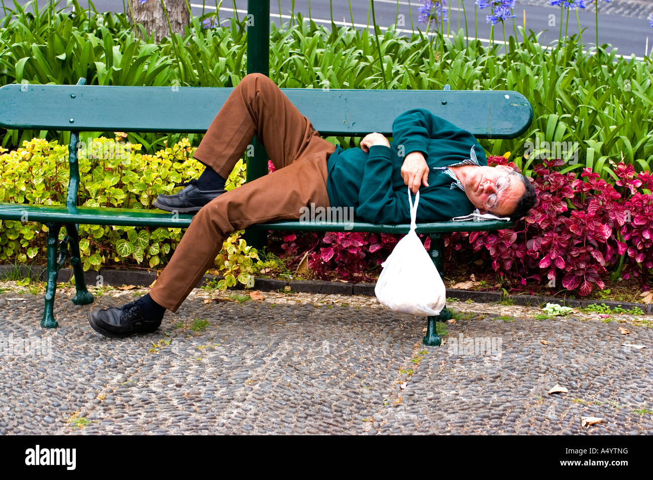 Man asleep on bench hi-res stock photography and images - Alamy