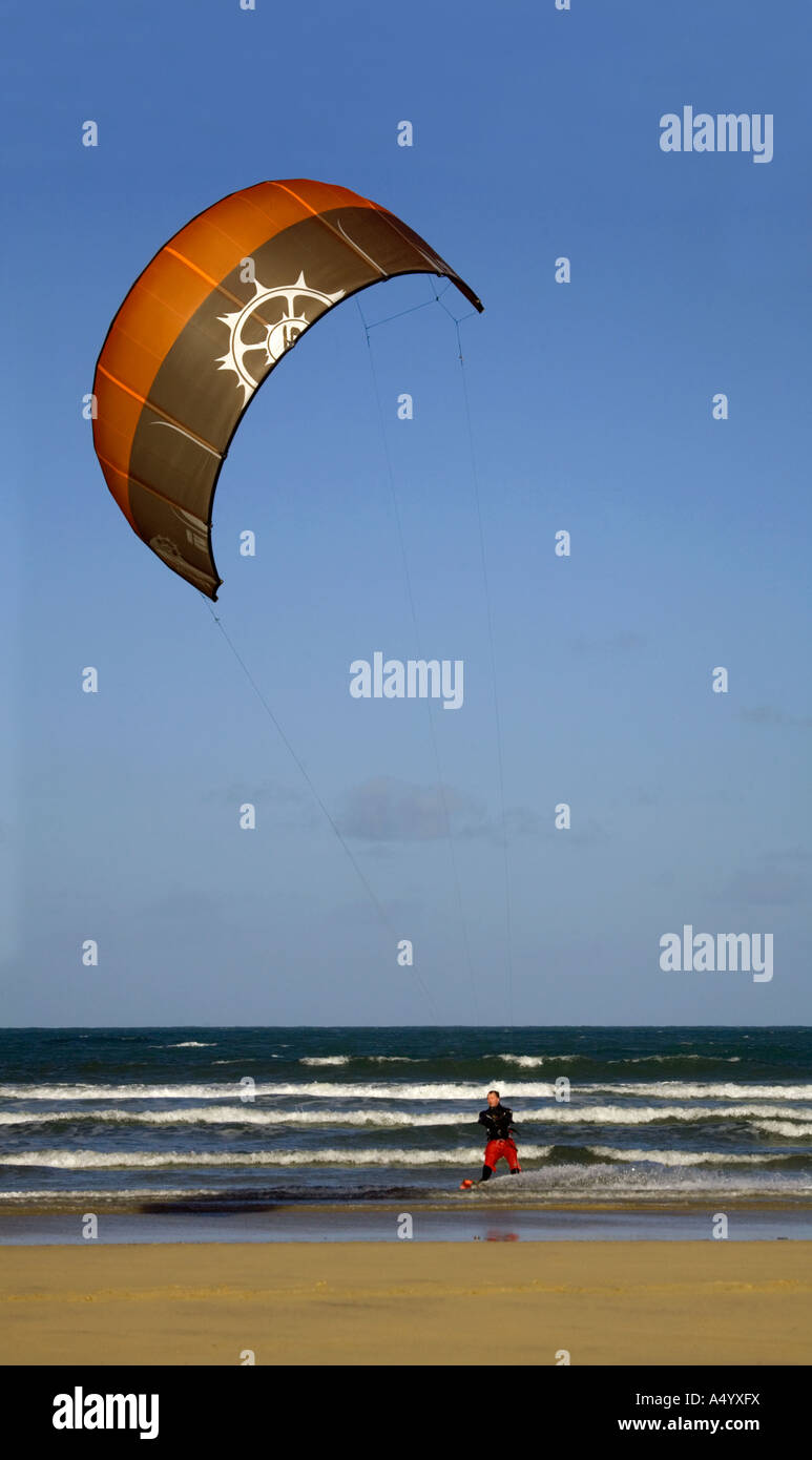kite surfing at hayle cornwall Stock Photo - Alamy