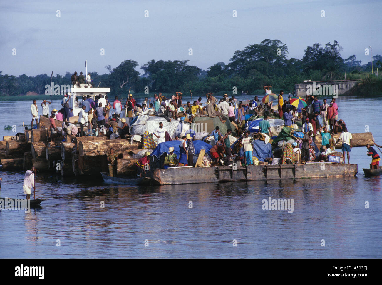 log barge congo river Stock Photo - Alamy