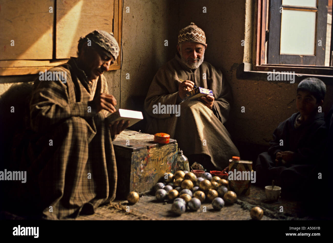 Kashmiri craftsman painting paper mache Stock Photo - Alamy
