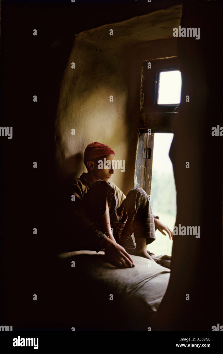 Boy sitting inside a house in Jammu Ka Stock Photo - Alamy