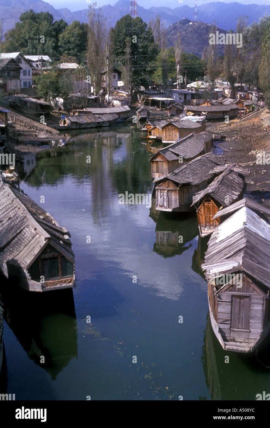 Houseboats at river Jhelum Stock Photo - Alamy