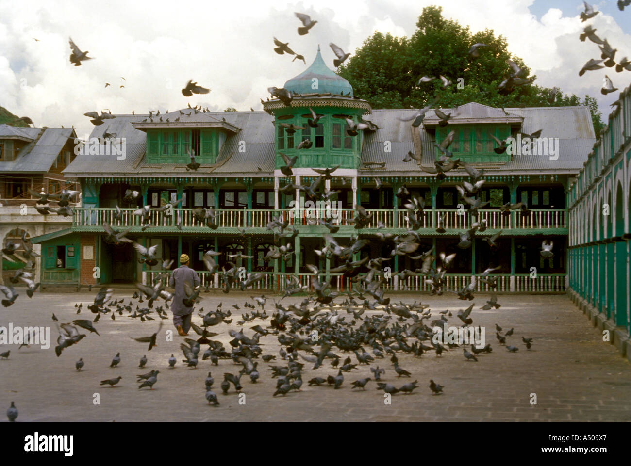 Shrine of Makhdoom Sahib Stock Photo - Alamy