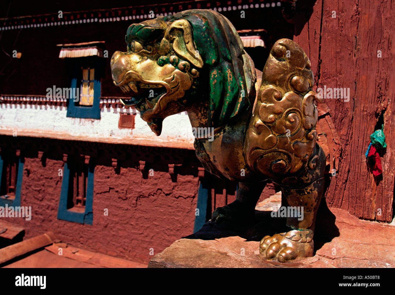 Tibet guard dog statue hi-res stock photography and images - Alamy
