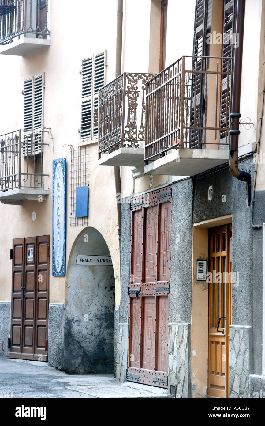 Italian tall buildings hi-res stock photography and images - Alamy