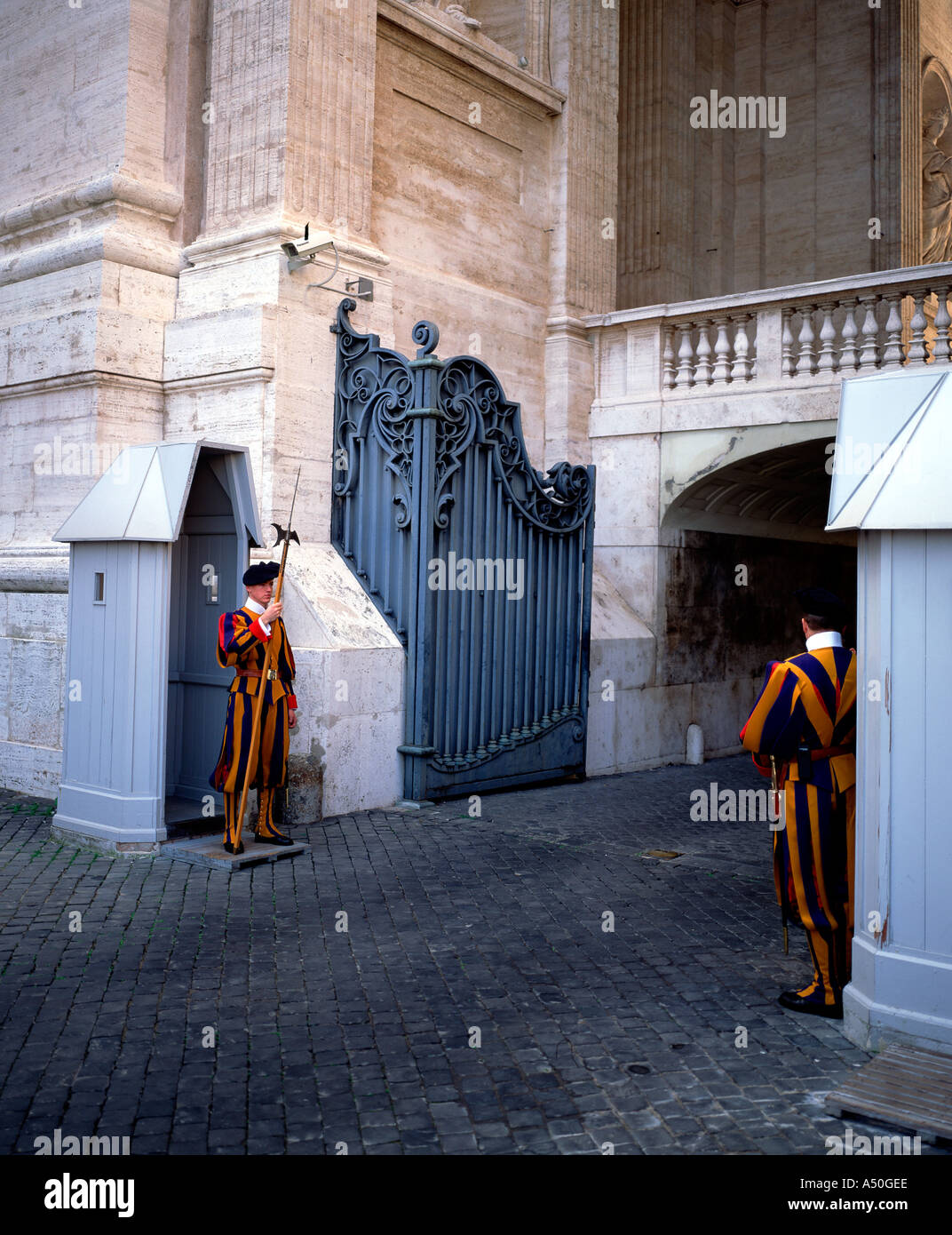 swiss guard ,vatican, rome. Italy Stock Photo - Alamy