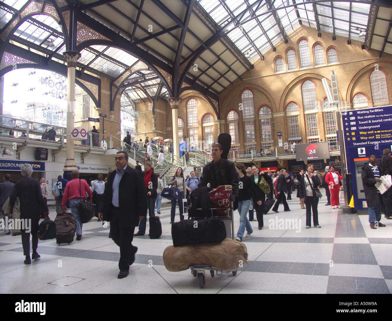 Concourse Liverpool Street Station London England Stock Photo - Alamy