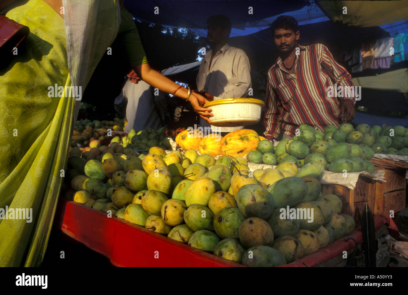 Buying mangoes hi-res stock photography and images - Alamy