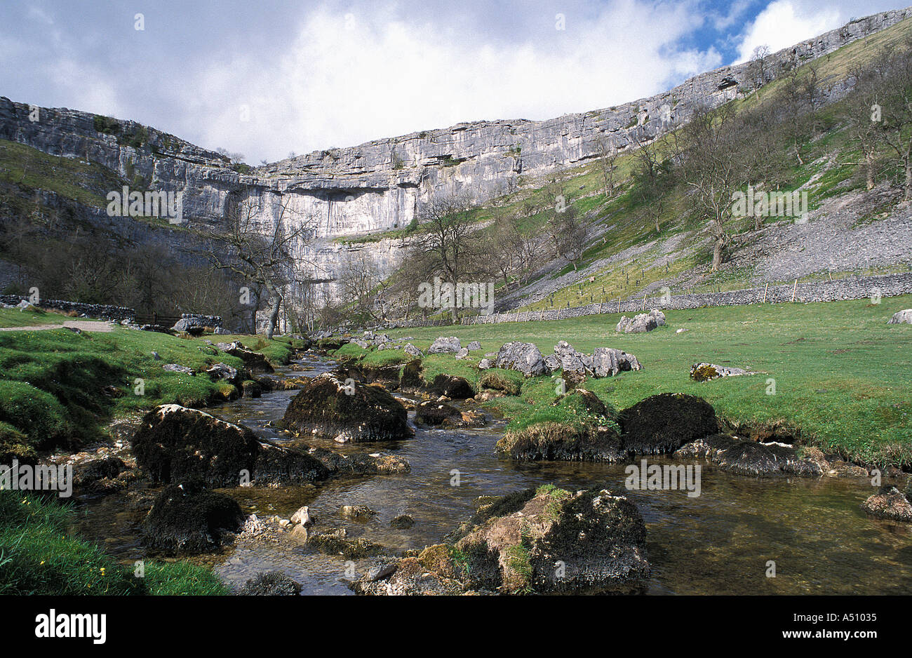MALHAM COVE SETTLE YORKSHIRE ENGLAND Stock Photo - Alamy