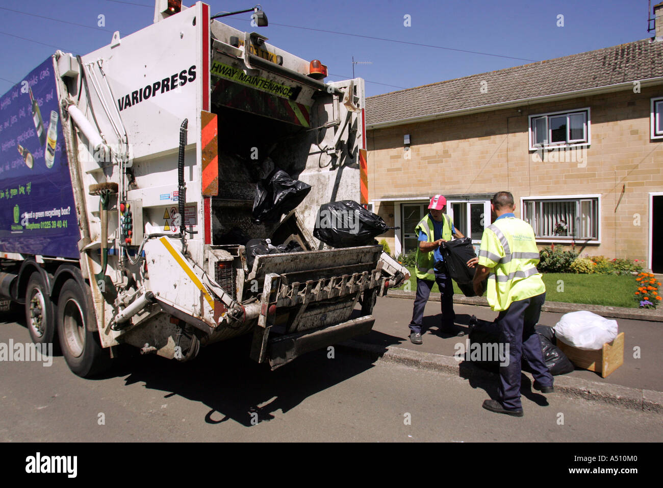 Binmen with dustcart hi-res stock photography and images - Alamy