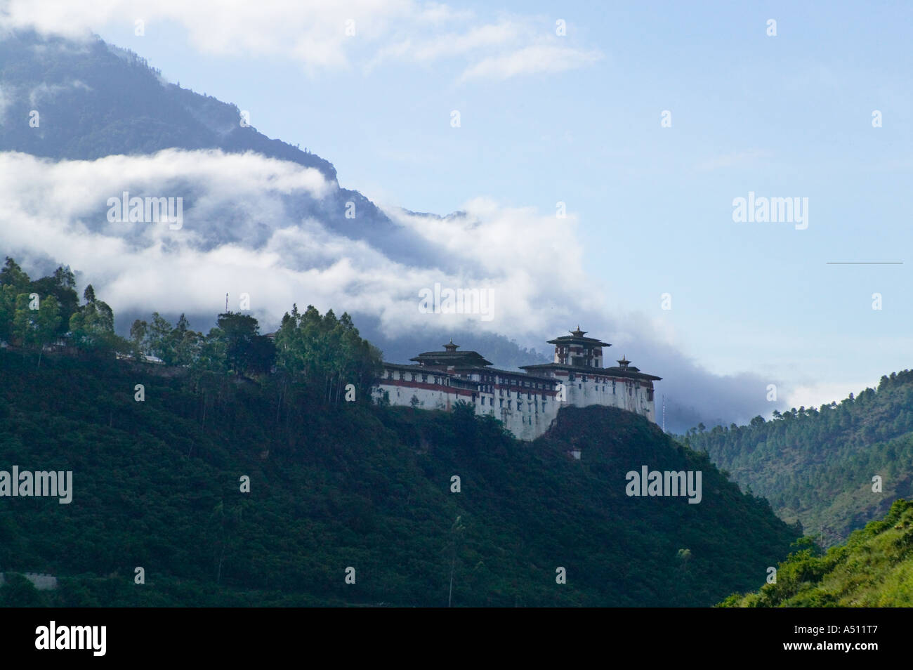 Wangdue phodrang dzong wangdi hi-res stock photography and images - Alamy