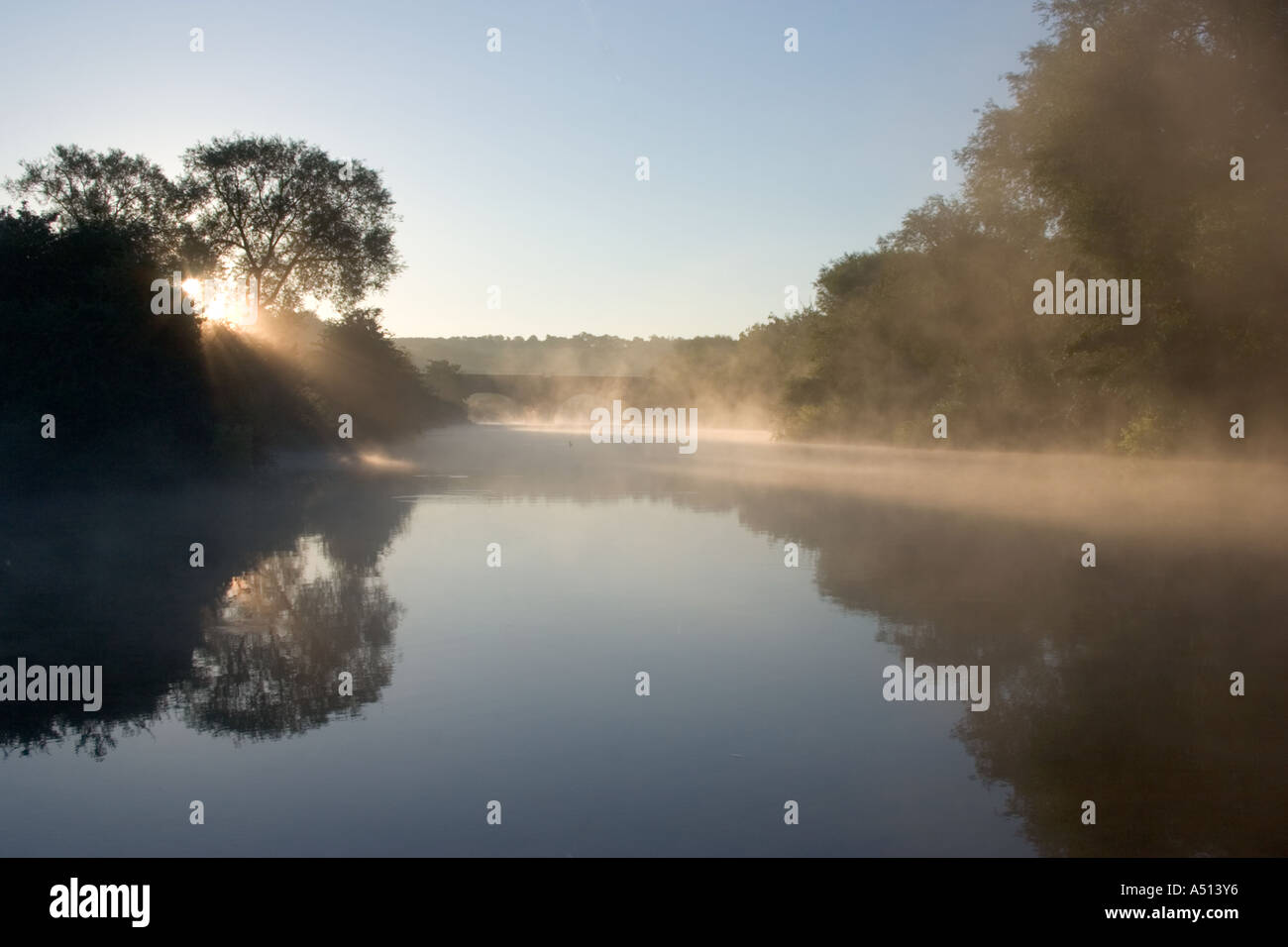 Summer sunrise at Railway Bridge over river Thames Stock Photo - Alamy
