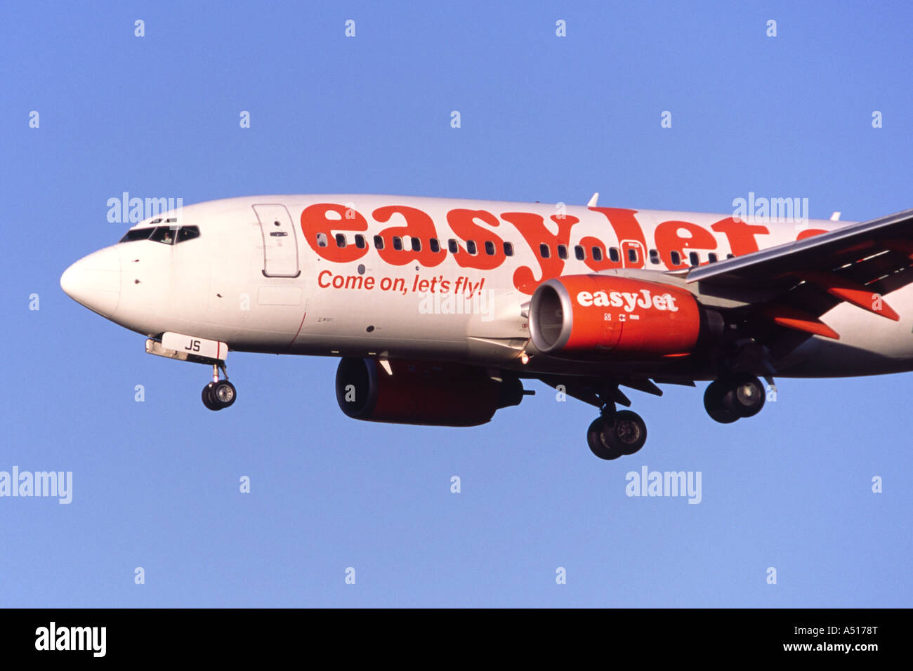 Easyjet boeing 737 on approach hi-res stock photography and images - Alamy