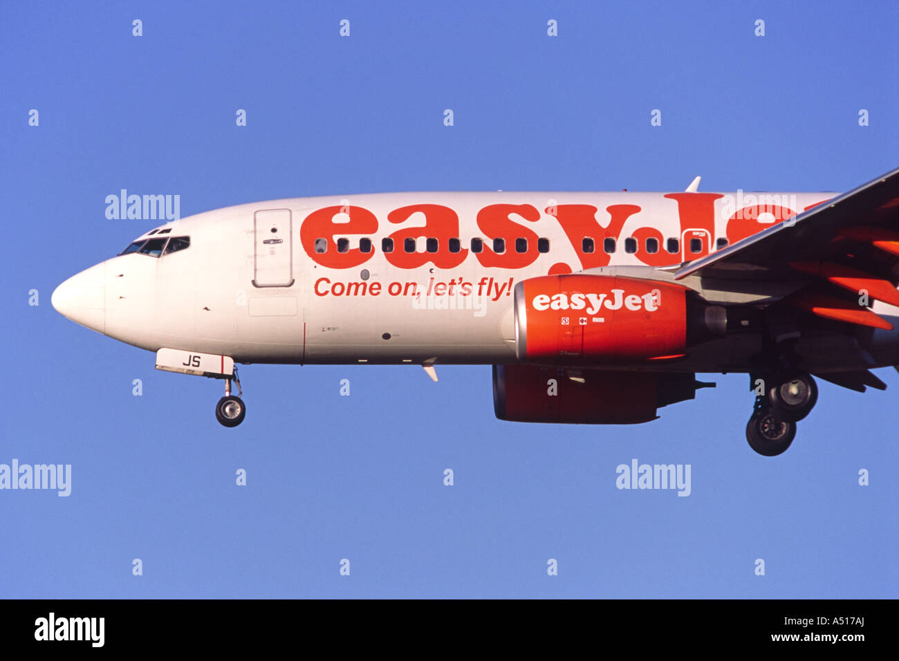 Easyjet boeing 737 on approach hi-res stock photography and images - Alamy
