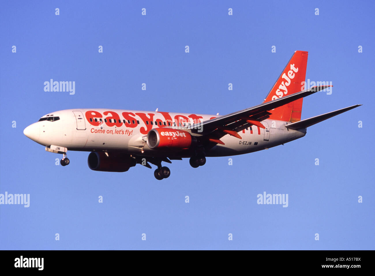 Easyjet boeing 737 on approach hi-res stock photography and images - Alamy