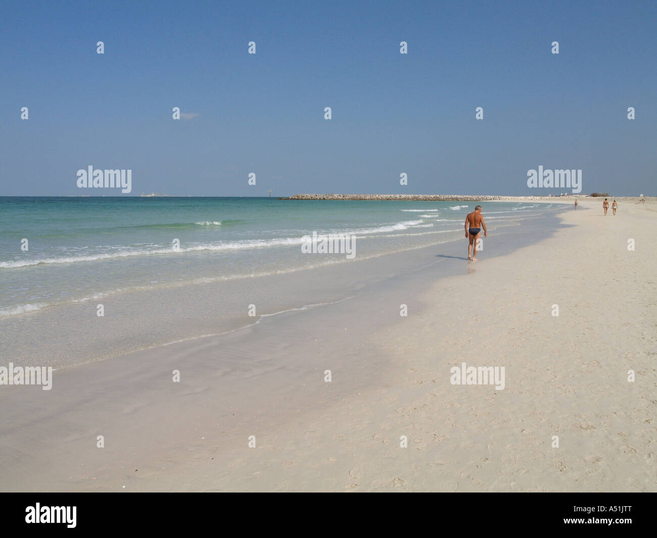 Dubai, public Beach near Jumeirah Beach Hotel Stock Photo - Alamy