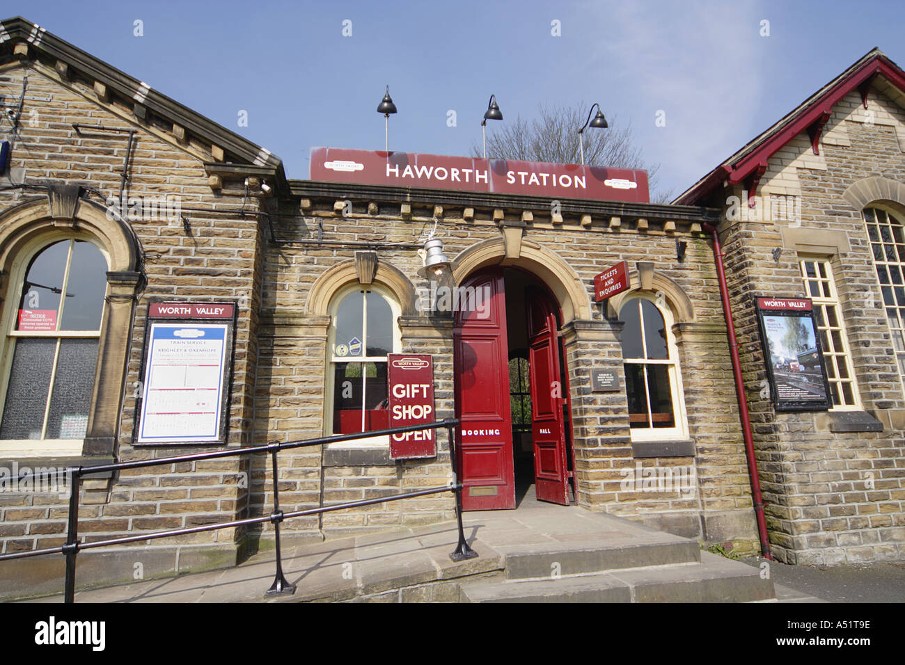 Haworth station building hi-res stock photography and images - Alamy