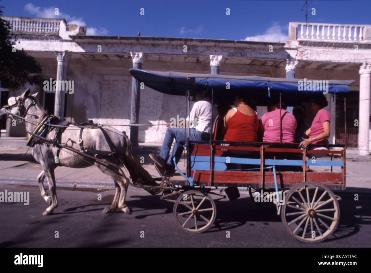 Cuba horse drawn carriage Stock Photo - Alamy