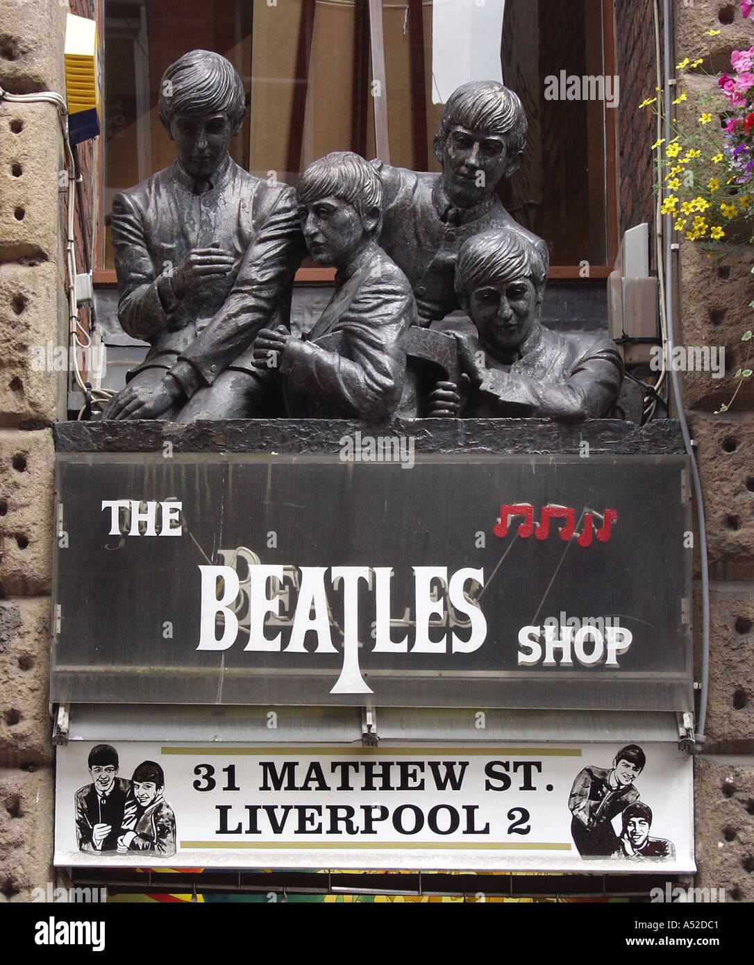 Beatle Statue mathew Street Stock Photo - Alamy
