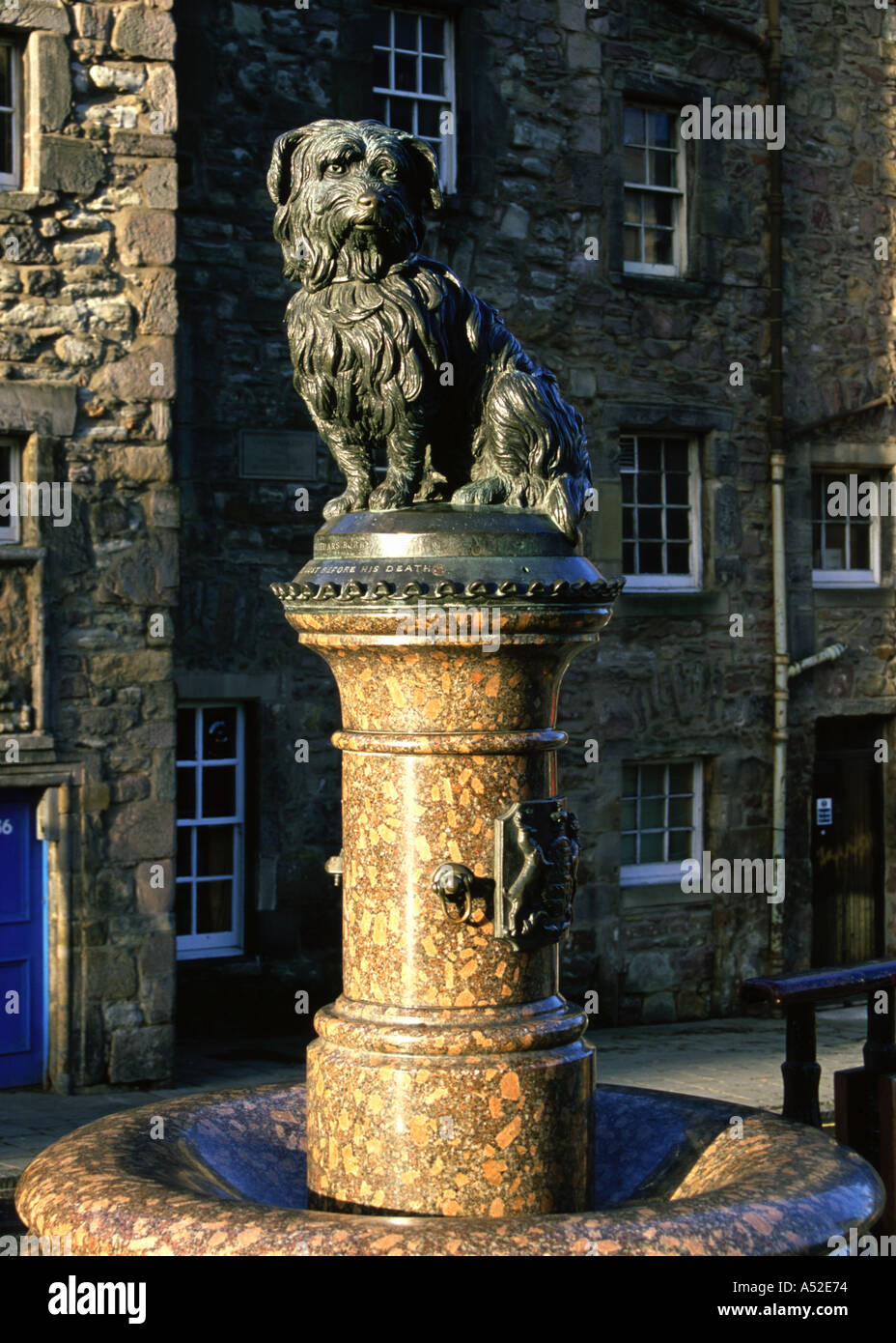 The iconic greyfriars bobby statue hi-res stock photography and images ...