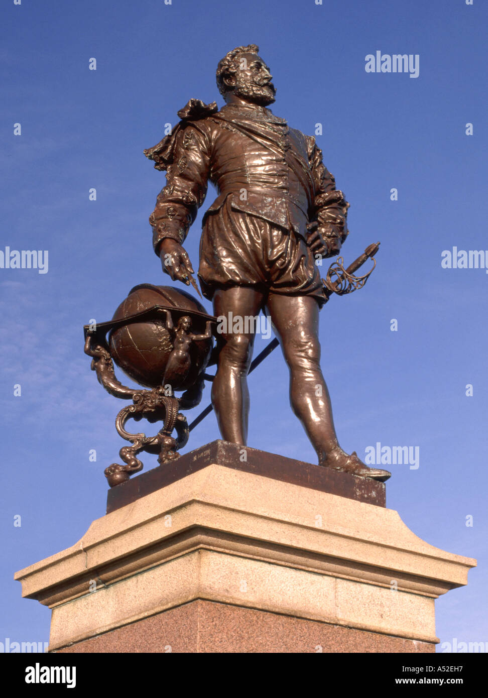 STATUE OF SIR FRANCIS DRAKE ON THE HO AT PLYMOUTH. DEVON. ENGLAND. UK ...