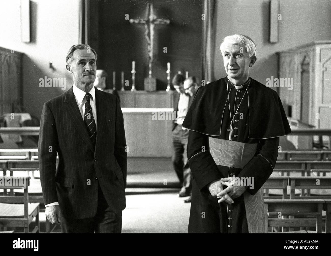 CARDINAL BASIL HUME OSB VISITS PENTONVILLE PRISON LONDON ENGLAND Stock ...