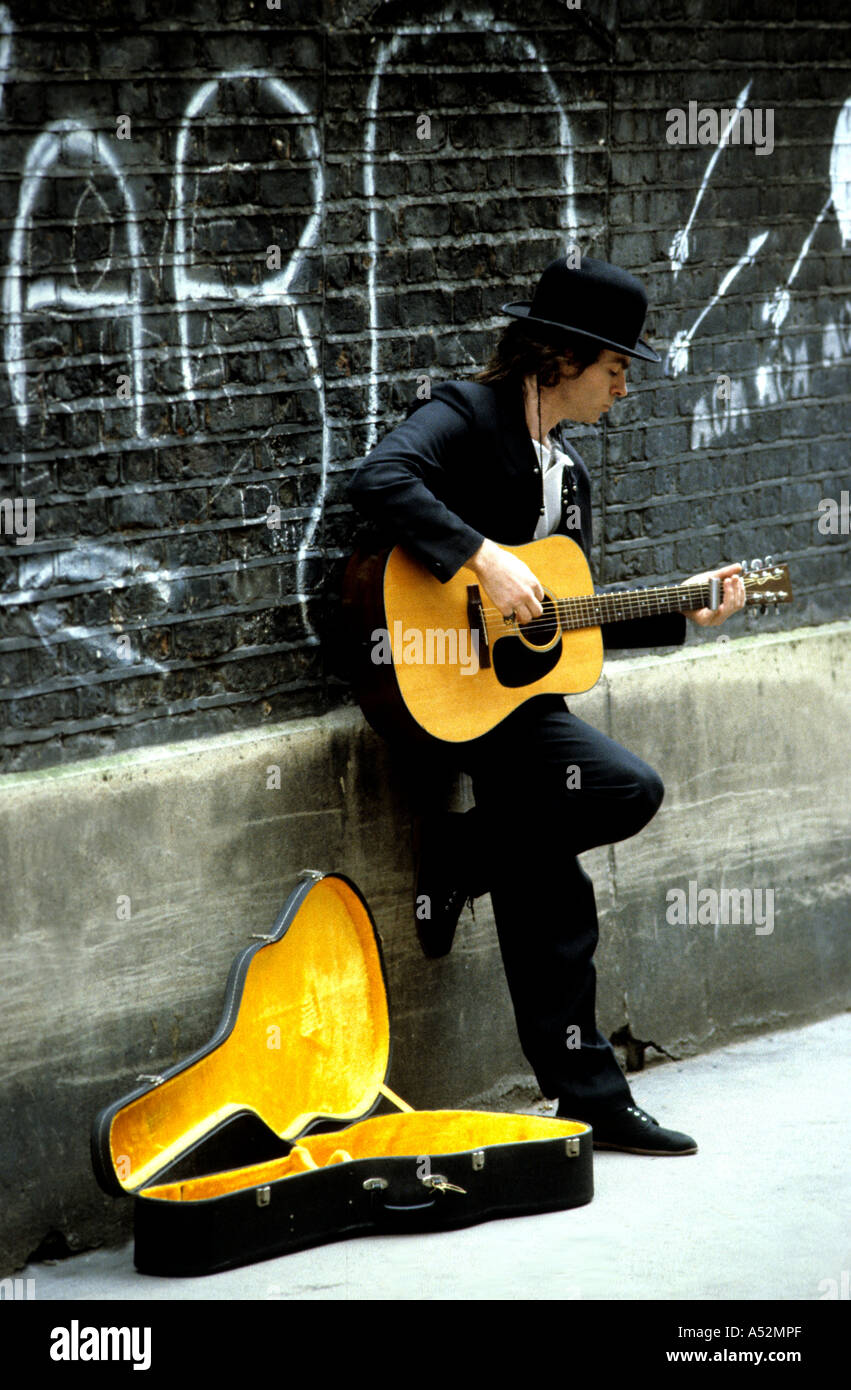 London guitar busker hi-res stock photography and images - Alamy