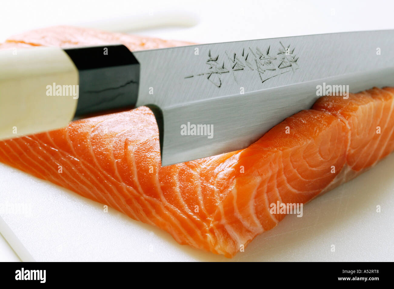 Cutting salmon for sushi Stock Photo - Alamy
