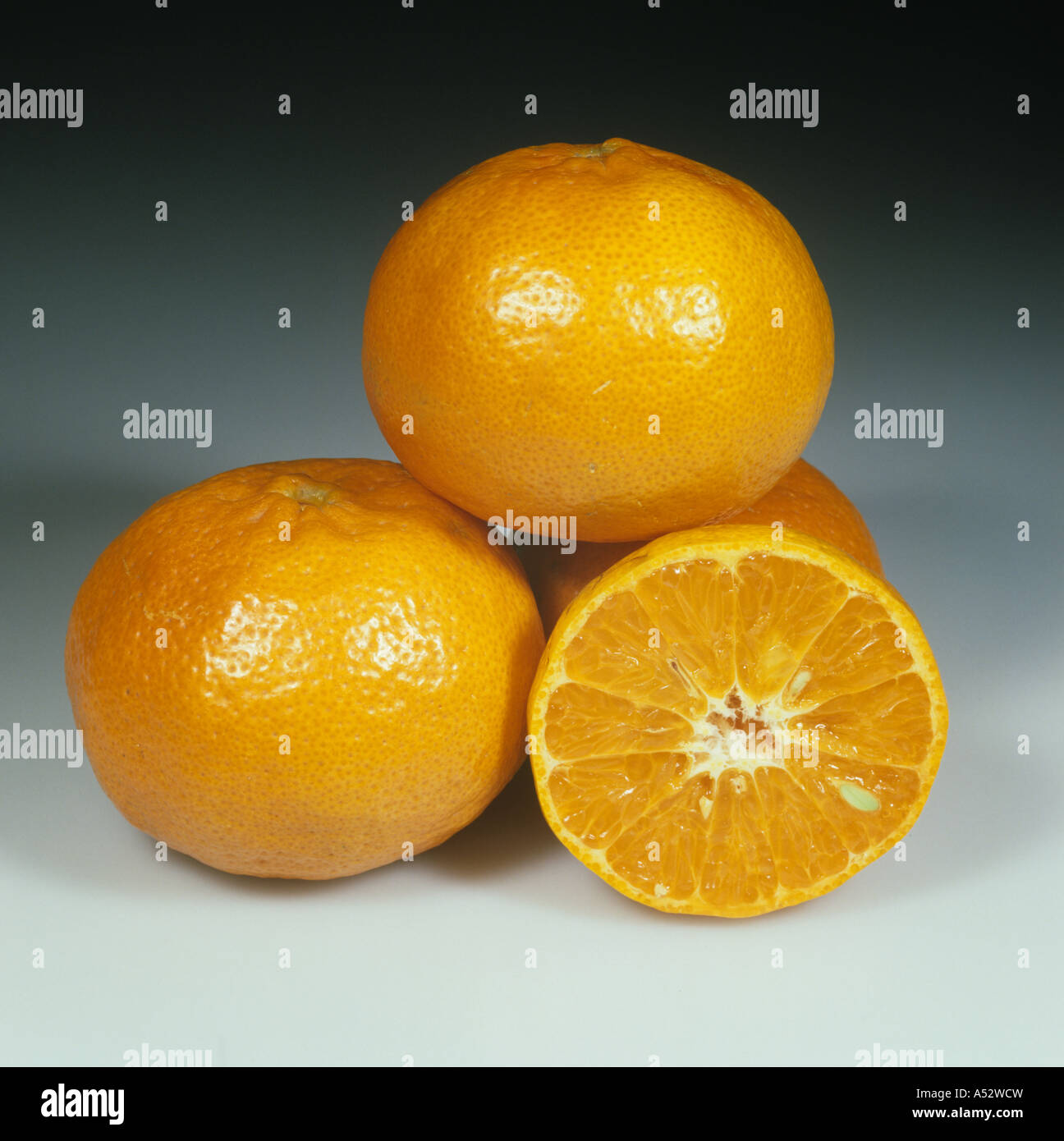 Whole sectioned mandarin fruit variety Encore Stock Photo - Alamy