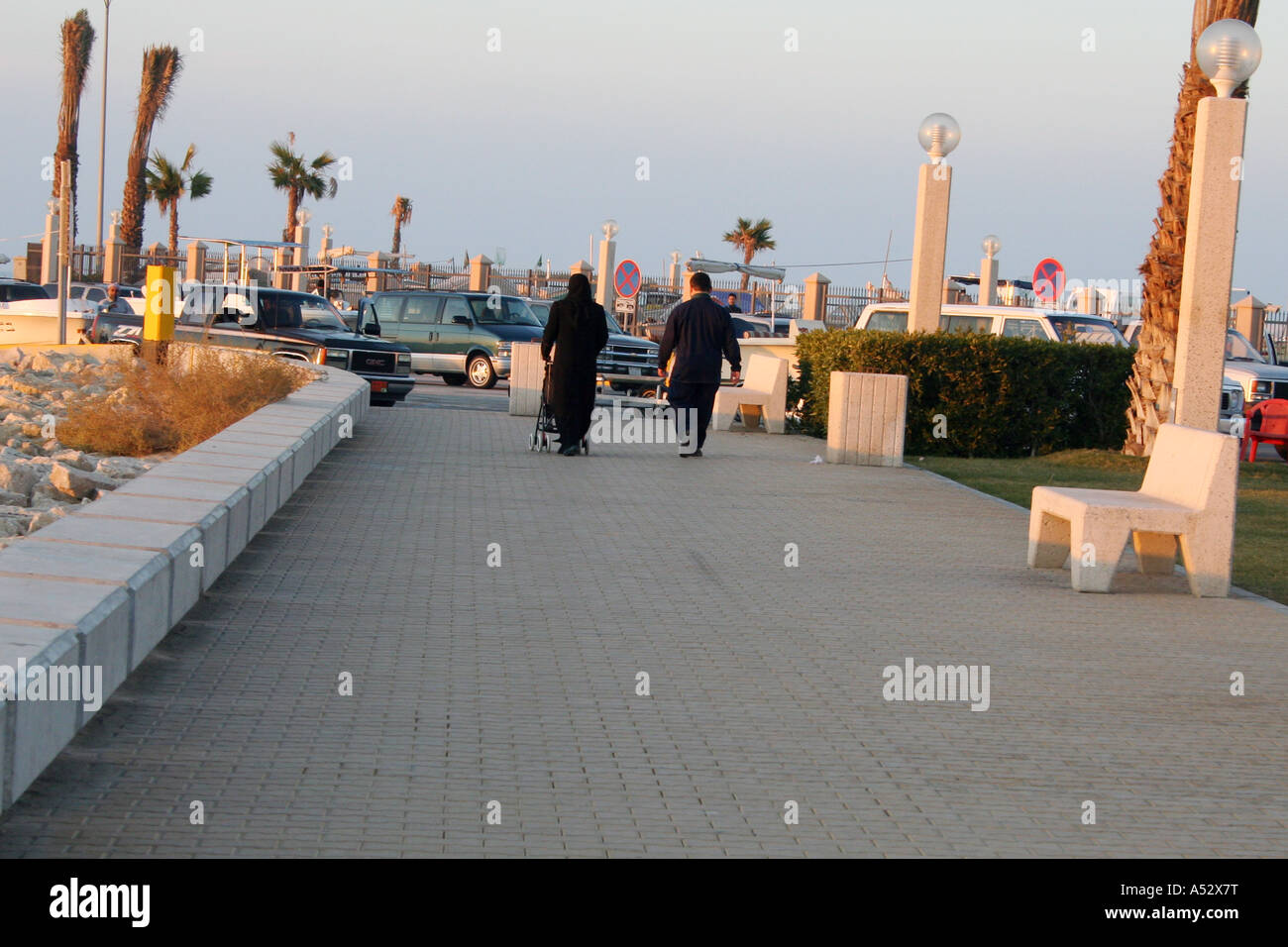 Kuwaiti family hi-res stock photography and images - Alamy