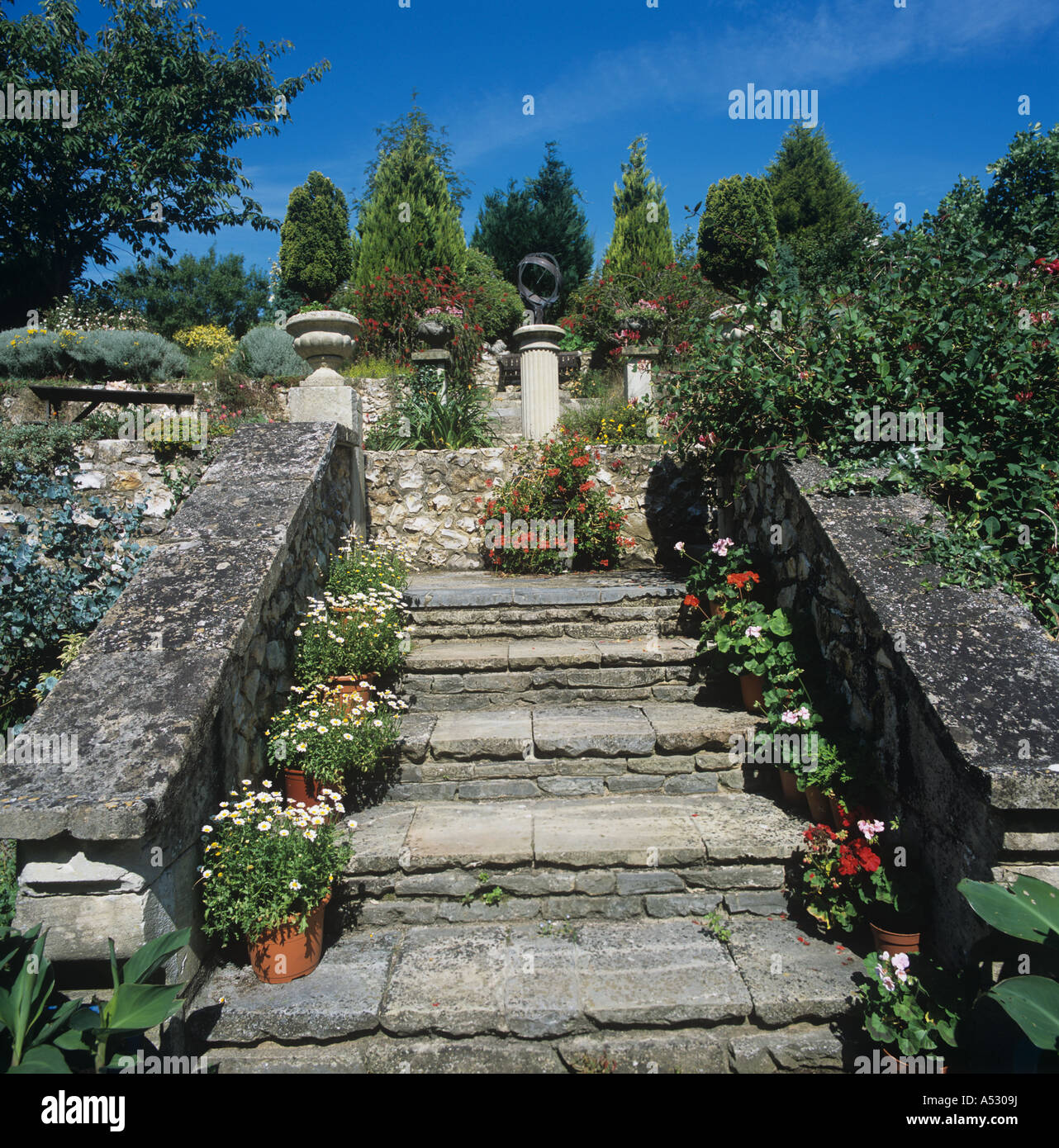 Steps garden hi-res stock photography and images - Alamy