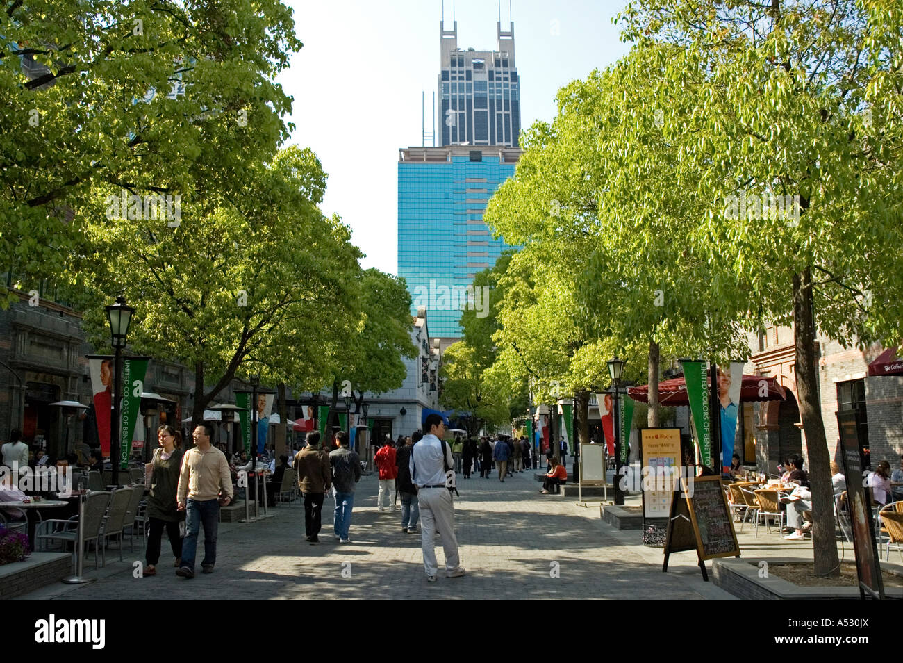 Smart shops and stalls in a pedestrianised area, Xi Tian Di, Shanghai ...