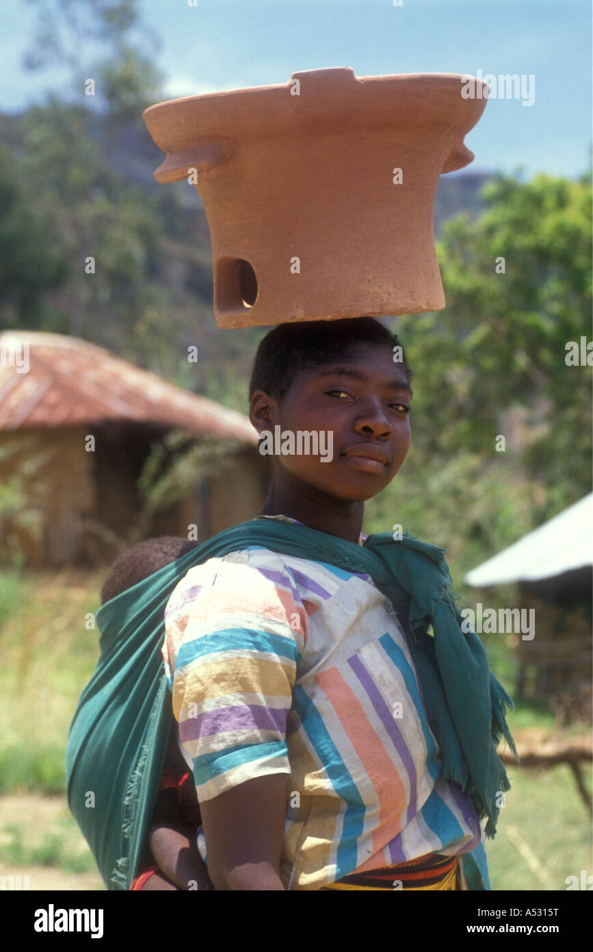 African woman carrying pot on her head hi-res stock photography and ...