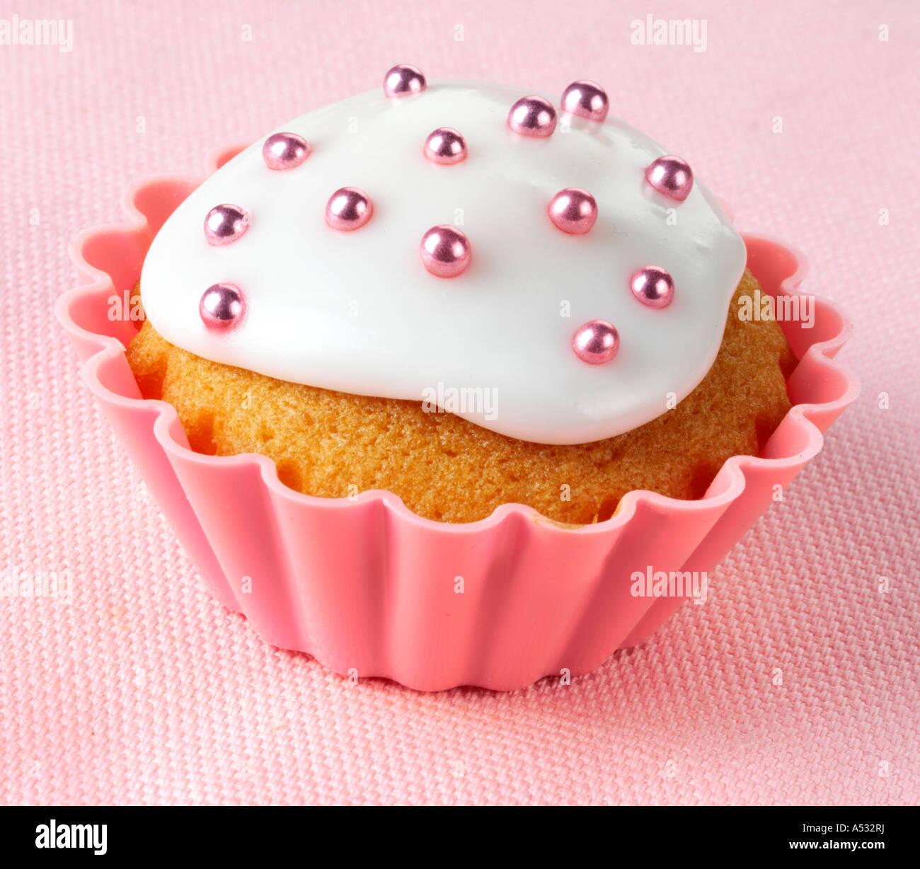 SINGLE CUPCAKE FAIRY CAKE Stock Photo - Alamy