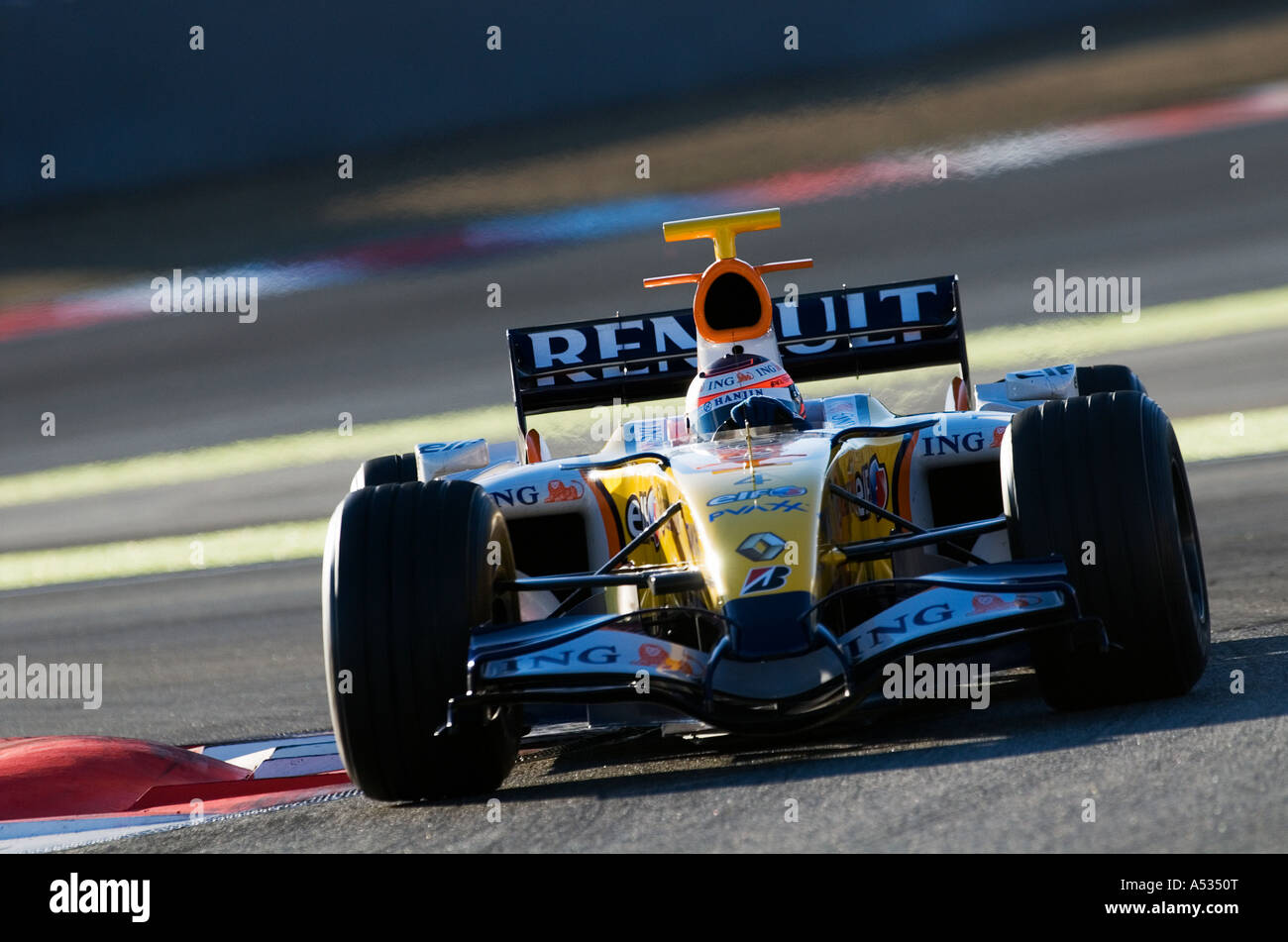 Heikki Kovalainen (FIN) in the Renault R27 during Formula 1 testing ...