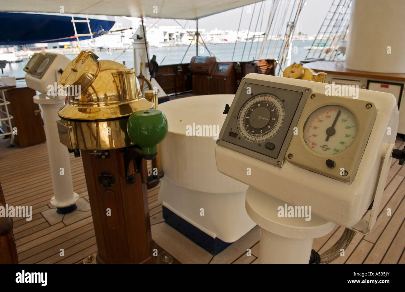 Ship compass hi-res stock photography and images - Alamy