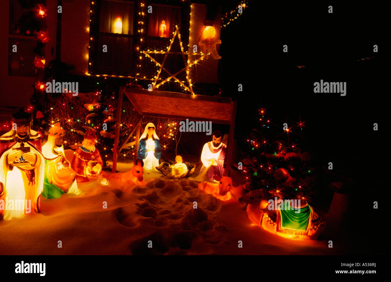 Outdoor nativity scene in snow hi-res stock photography and images - Alamy