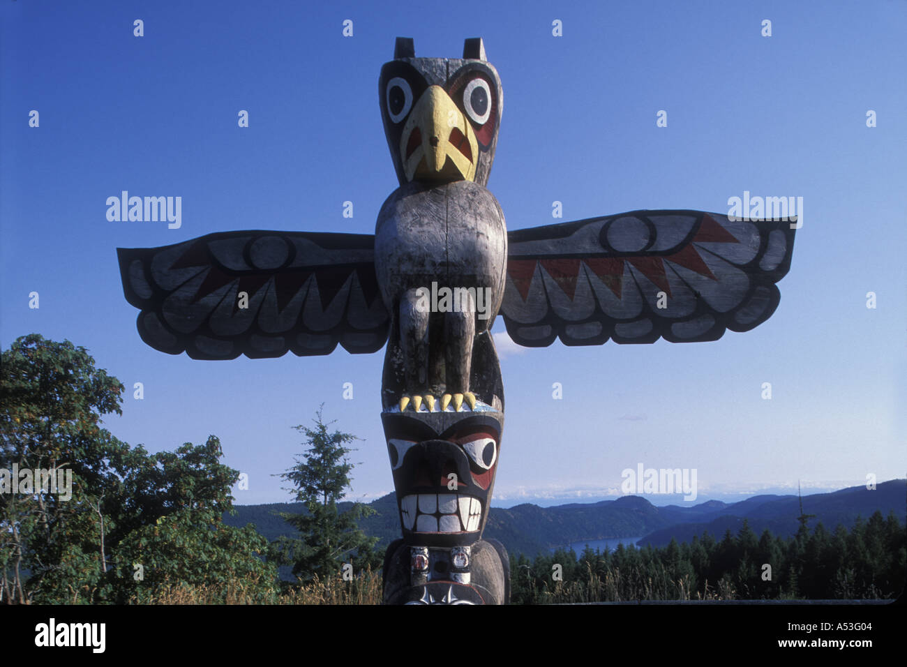 Totem pole native american bear hi-res stock photography and images - Alamy