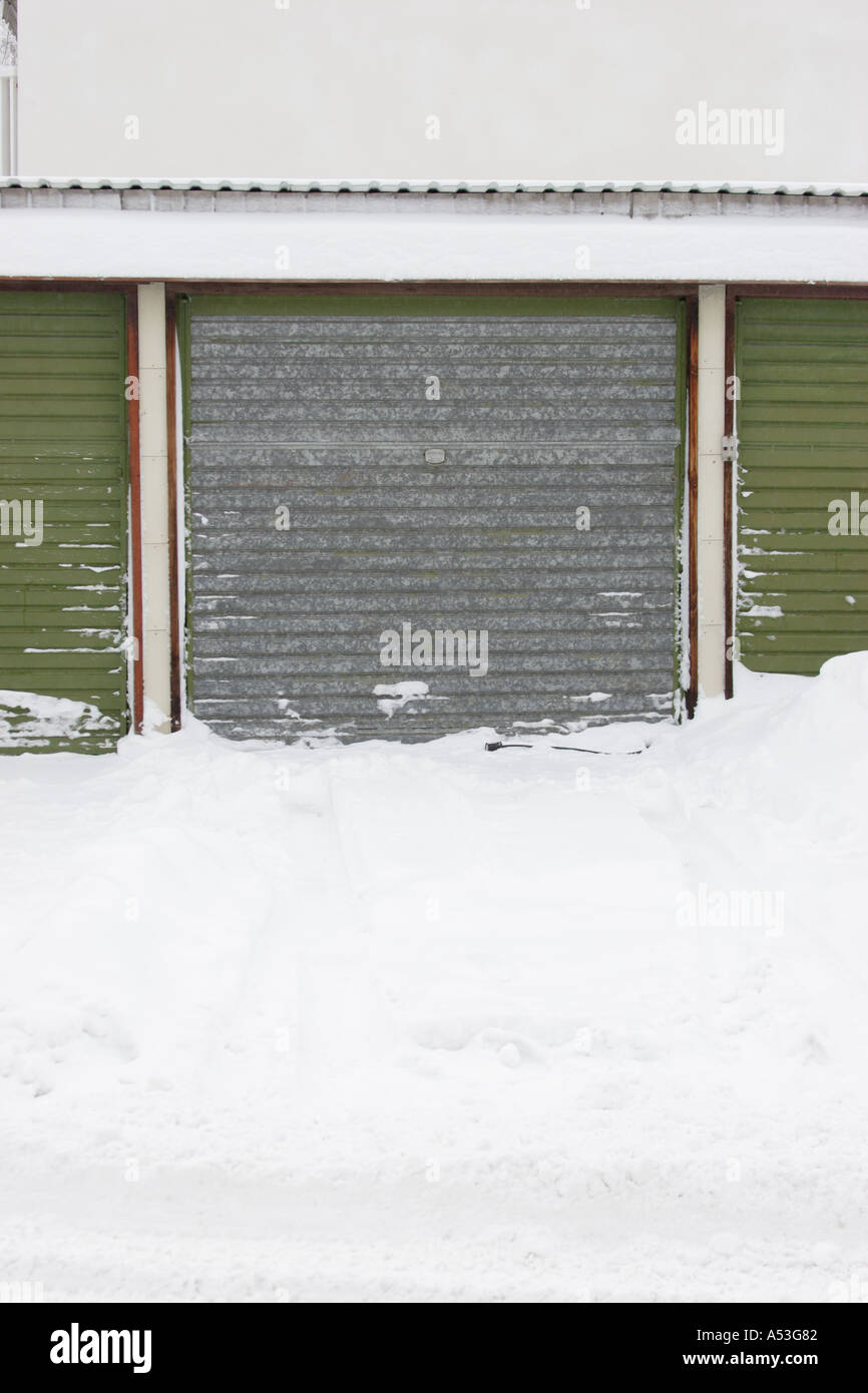 Pile of snow in front of a garage door Stock Photo - Alamy