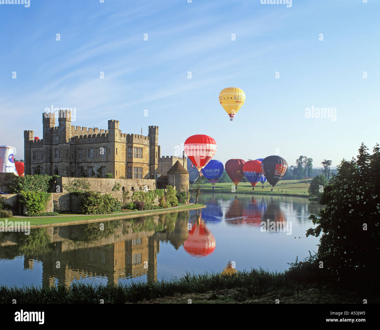 Leeds castle kent balloon hi-res stock photography and images - Alamy