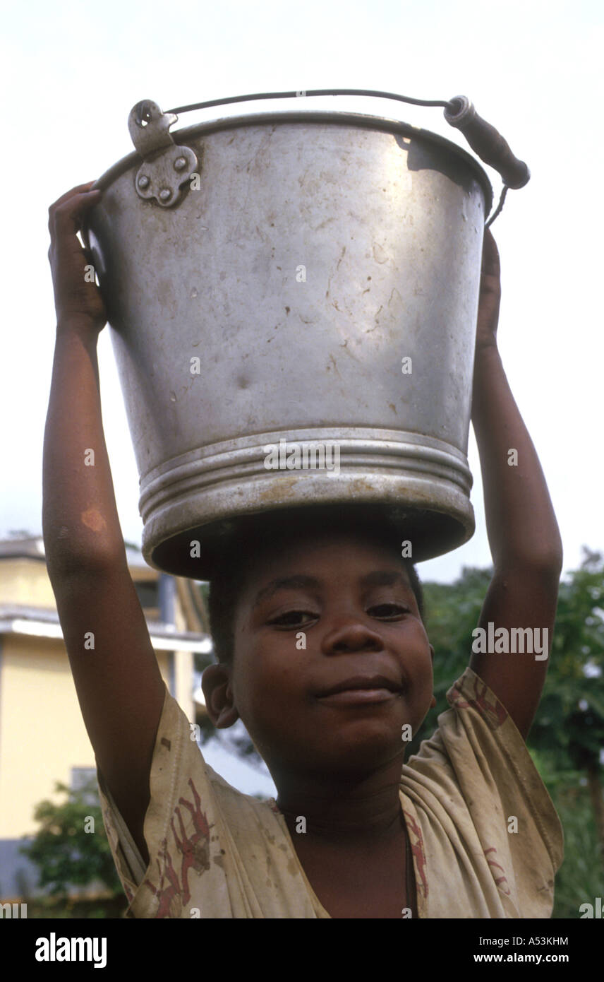 Painet ha1547 3114 equatorial guinea child carrying water ebebiyin ...
