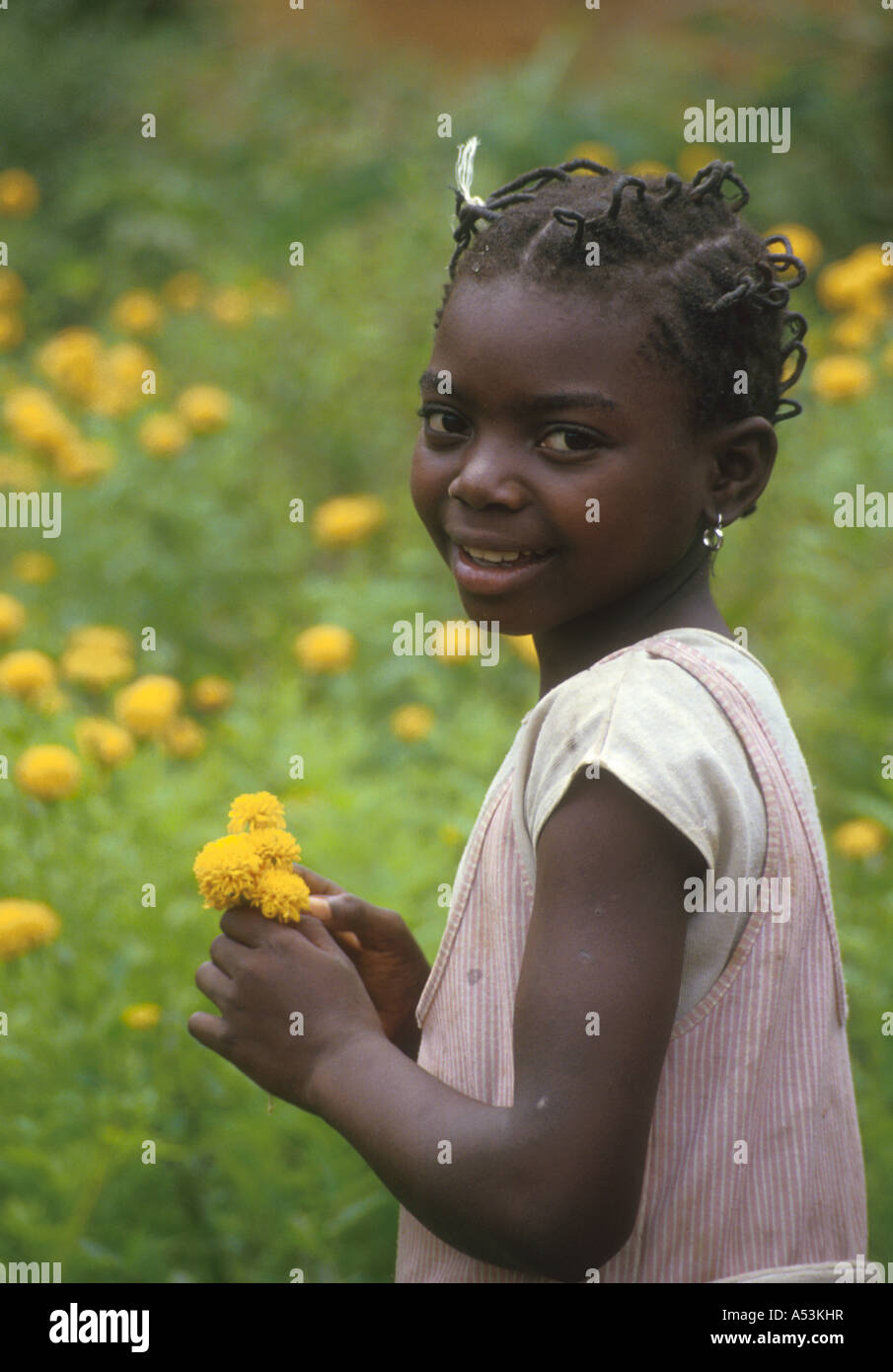 Painet ha1548 3116 girl smiling equatorial guinea child anisok country ...